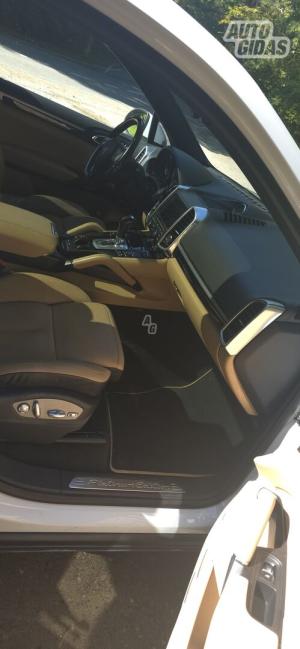 White Porsche Cayenne 2014 in Vilnius, with an engine capacity of 3.60 L and mileage of 186 thousand km for 17800 €, photo 13 on AUTOMOTO.COM.LV