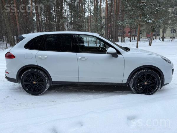 White Porsche Cayenne 2015 in Riga, with an engine capacity of 3.00 L and mileage of 207 thousand km for 23900 €, photo 4 on AUTOMOTO.COM.LV