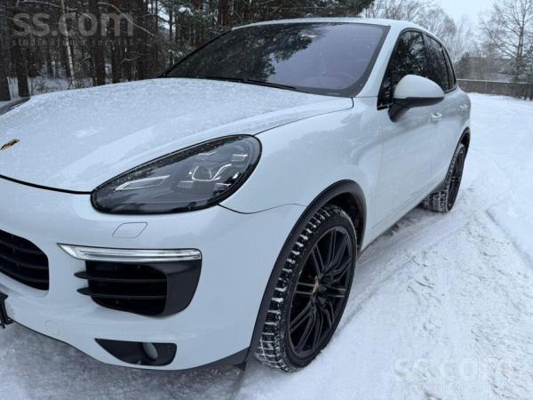 White Porsche Cayenne 2015 in Riga, with an engine capacity of 3.00 L and mileage of 207 thousand km for 23900 €, photo 7 on AUTOMOTO.COM.LV