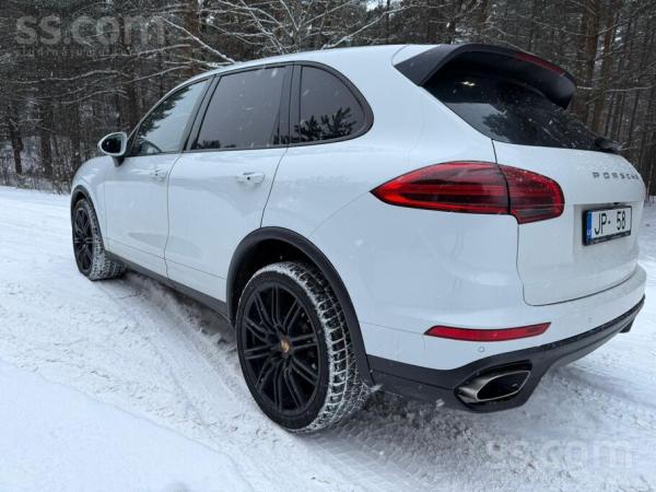 White Porsche Cayenne 2015 in Riga, with an engine capacity of 3.00 L and mileage of 207 thousand km for 23900 €, photo 8 on AUTOMOTO.COM.LV
