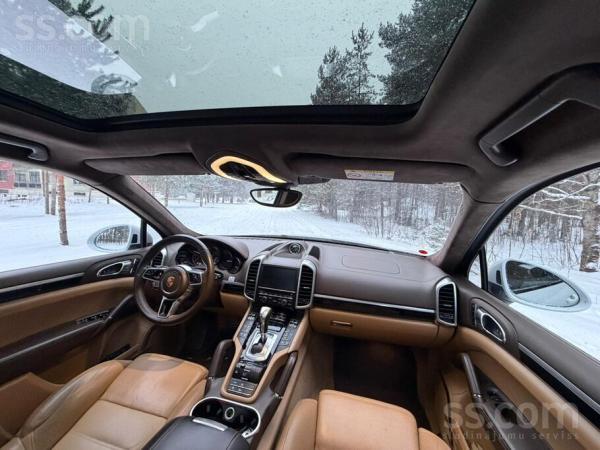 White Porsche Cayenne 2015 in Riga, with an engine capacity of 3.00 L and mileage of 207 thousand km for 23900 €, photo 9 on AUTOMOTO.COM.LV