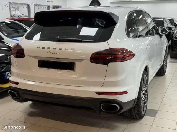 White Porsche Cayenne 2015 in Kaunas, with an engine capacity of 2.97 L and mileage of 162 thousand km for 28000 €, photo 1 on AUTOMOTO.COM.LV