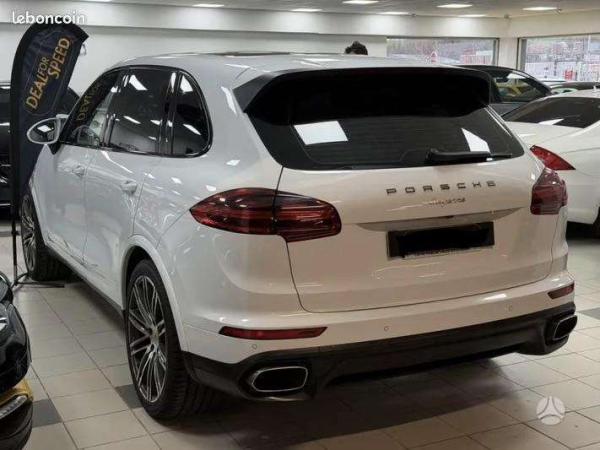 White Porsche Cayenne 2015 in Kaunas, with an engine capacity of 2.97 L and mileage of 162 thousand km for 28000 €, photo 3 on AUTOMOTO.COM.LV