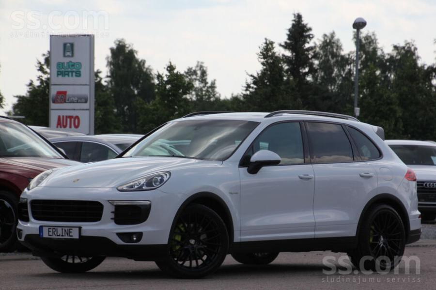 White Porsche Cayenne 2015 in Tukums, with an engine capacity of 3.00 L and mileage of 296 thousand km for 19990 €, photo 1 on AUTOMOTO.COM.LV
