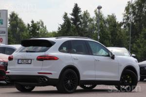 White Porsche Cayenne 2015 in Tukums, with an engine capacity of 3.00 L and mileage of 296 thousand km for 19990 €, photo 3 on AUTOMOTO.COM.LV