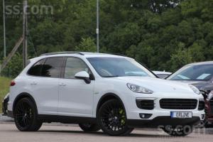 White Porsche Cayenne 2015 in Tukums, with an engine capacity of 3.00 L and mileage of 296 thousand km for 19990 €, photo 4 on AUTOMOTO.COM.LV