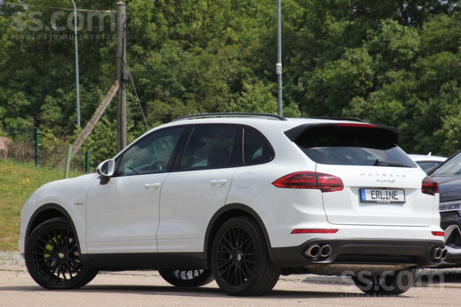 White Porsche Cayenne 2015 in Tukums, with an engine capacity of 3.00 L and mileage of 296 thousand km for 19990 €, photo 5 on AUTOMOTO.COM.LV