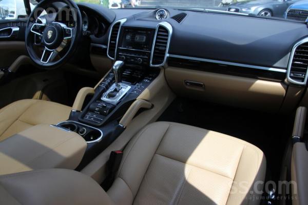 White Porsche Cayenne 2015 in Tukums, with an engine capacity of 3.00 L and mileage of 296 thousand km for 19990 €, photo 5 on AUTOMOTO.COM.LV
