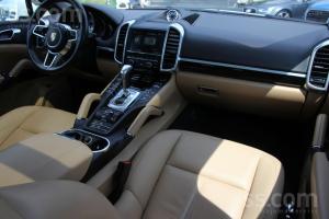 White Porsche Cayenne 2015 in Tukums, with an engine capacity of 3.00 L and mileage of 296 thousand km for 19990 €, photo 6 on AUTOMOTO.COM.LV