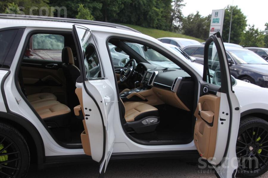 White Porsche Cayenne 2015 in Tukums, with an engine capacity of 3.00 L and mileage of 296 thousand km for 19990 €, photo 7 on AUTOMOTO.COM.LV