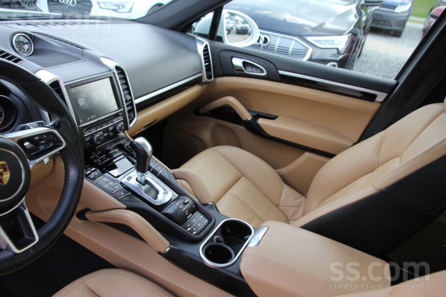 White Porsche Cayenne 2015 in Tukums, with an engine capacity of 3.00 L and mileage of 296 thousand km for 19990 €, photo 8 on AUTOMOTO.COM.LV