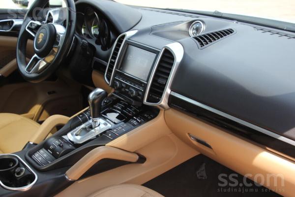 White Porsche Cayenne 2015 in Tukums, with an engine capacity of 3.00 L and mileage of 296 thousand km for 19990 €, photo 8 on AUTOMOTO.COM.LV