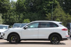 White Porsche Cayenne 2015 in Tukums, with an engine capacity of 3.00 L and mileage of 296 thousand km for 19990 €, photo 11 on AUTOMOTO.COM.LV