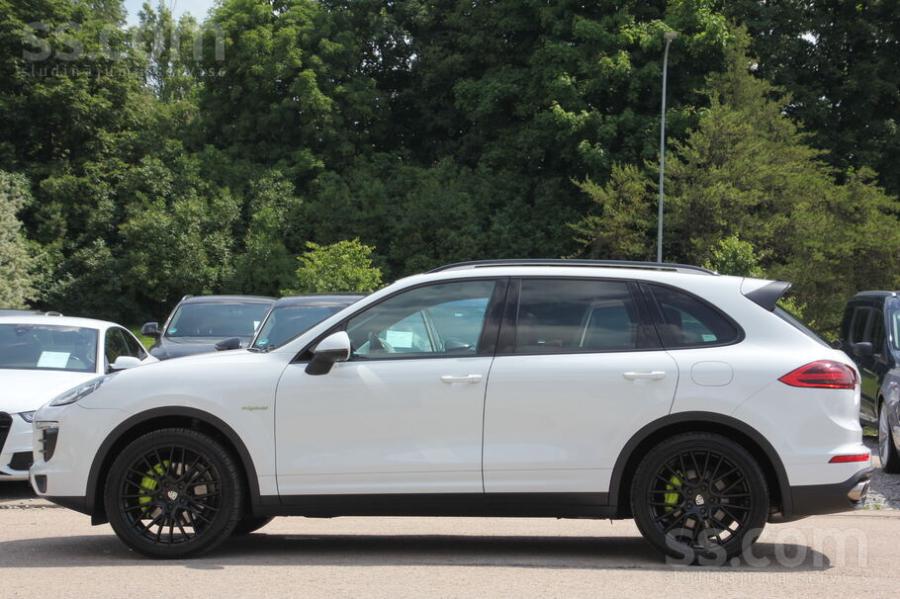White Porsche Cayenne 2015 in Tukums, with an engine capacity of 3.00 L and mileage of 296 thousand km for 19990 €, photo 11 on AUTOMOTO.COM.LV