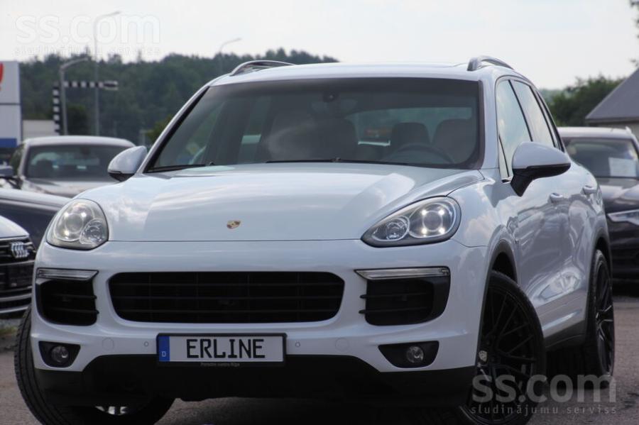White Porsche Cayenne 2015 in Tukums, with an engine capacity of 3.00 L and mileage of 296 thousand km for 19990 €, photo 12 on AUTOMOTO.COM.LV
