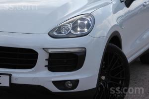 White Porsche Cayenne 2015 in Tukums, with an engine capacity of 3.00 L and mileage of 296 thousand km for 19990 €, photo 13 on AUTOMOTO.COM.LV