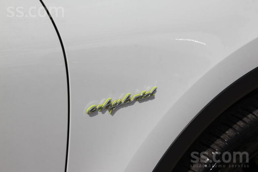 White Porsche Cayenne 2015 in Tukums, with an engine capacity of 3.00 L and mileage of 296 thousand km for 19990 €, photo 17 on AUTOMOTO.COM.LV