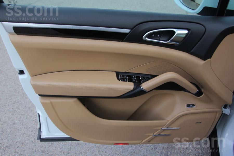 White Porsche Cayenne 2015 in Tukums, with an engine capacity of 3.00 L and mileage of 296 thousand km for 19990 €, photo 20 on AUTOMOTO.COM.LV