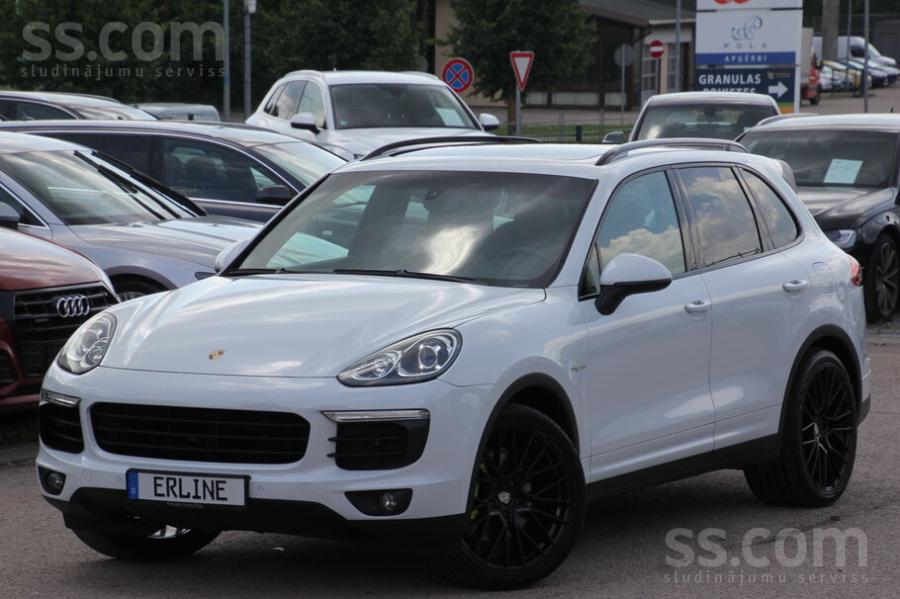 White Porsche Cayenne 2015 in Tukums, with an engine capacity of 3.00 L and mileage of 296 thousand km for 19990 €, photo 21 on AUTOMOTO.COM.LV