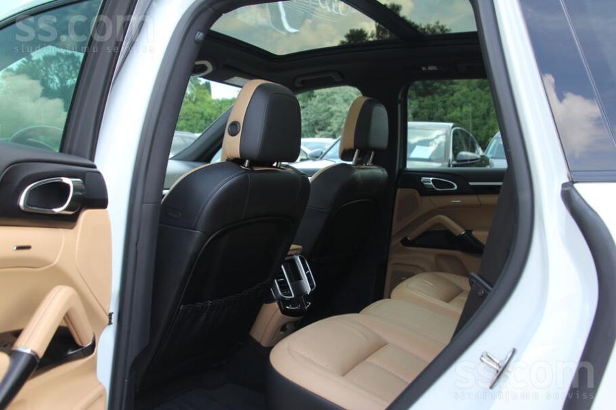 White Porsche Cayenne 2015 in Tukums, with an engine capacity of 3.00 L and mileage of 296 thousand km for 19990 €, photo 22 on AUTOMOTO.COM.LV