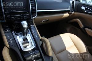 White Porsche Cayenne 2015 in Tukums, with an engine capacity of 3.00 L and mileage of 296 thousand km for 19990 €, photo 24 on AUTOMOTO.COM.LV