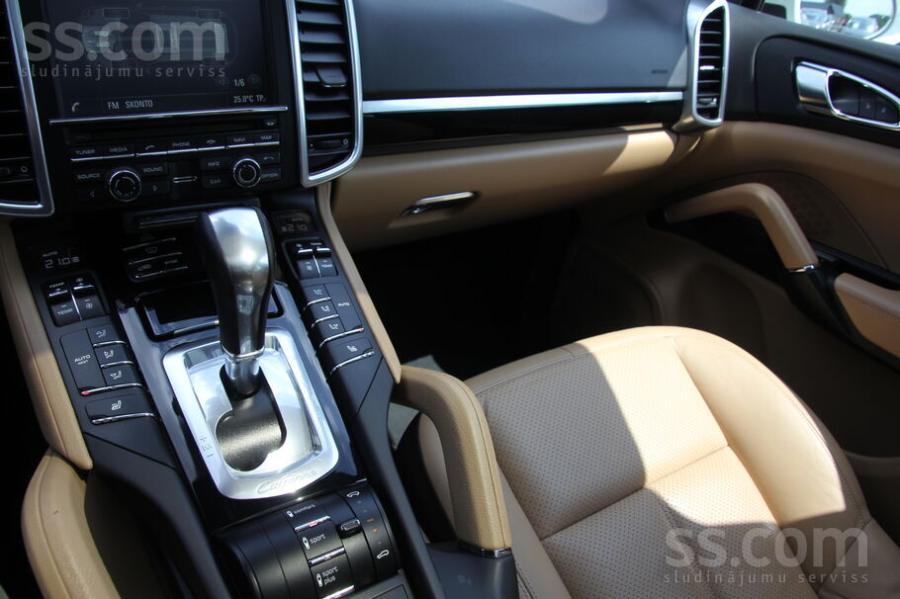 White Porsche Cayenne 2015 in Tukums, with an engine capacity of 3.00 L and mileage of 296 thousand km for 19990 €, photo 24 on AUTOMOTO.COM.LV