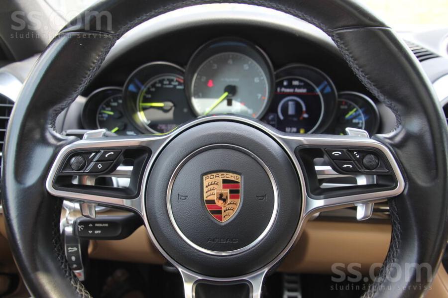 White Porsche Cayenne 2015 in Tukums, with an engine capacity of 3.00 L and mileage of 296 thousand km for 19990 €, photo 26 on AUTOMOTO.COM.LV