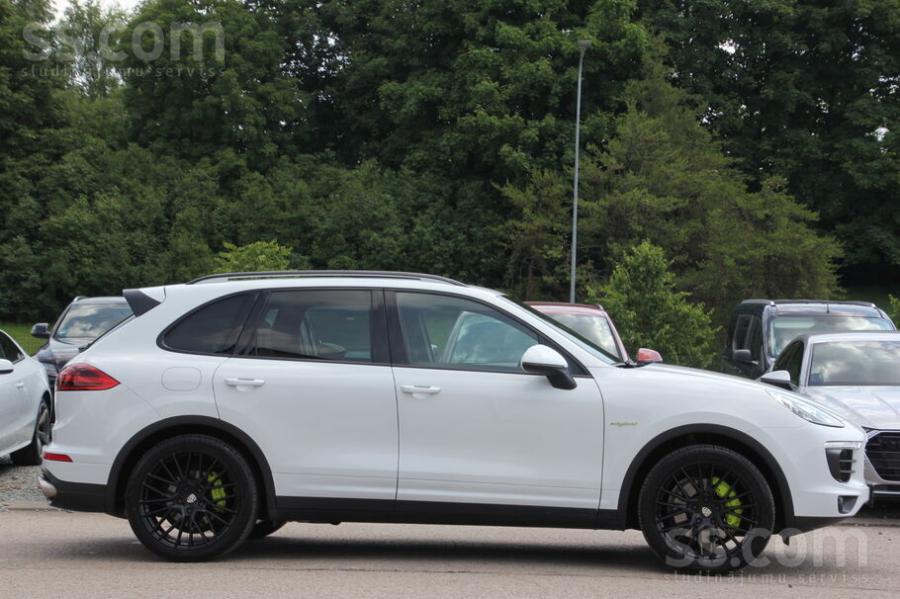 White Porsche Cayenne 2015 in Tukums, with an engine capacity of 3.00 L and mileage of 296 thousand km for 19990 €, photo 31 on AUTOMOTO.COM.LV