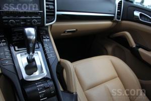 White Porsche Cayenne 2015 in Tukums, with an engine capacity of 3.00 L and mileage of 296 thousand km for 19990 €, photo 33 on AUTOMOTO.COM.LV