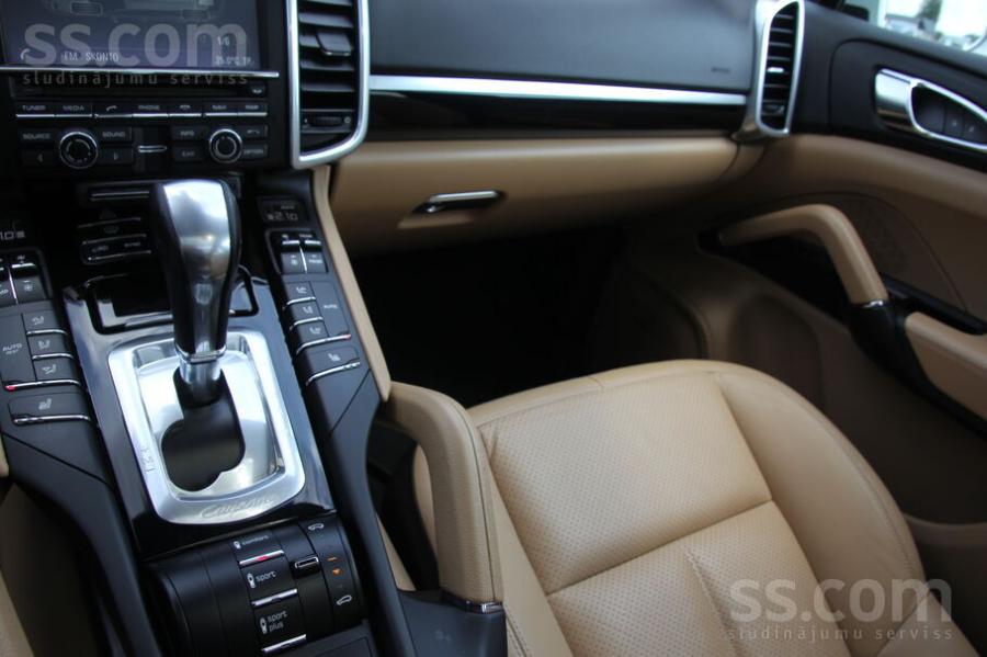 White Porsche Cayenne 2015 in Tukums, with an engine capacity of 3.00 L and mileage of 296 thousand km for 19990 €, photo 33 on AUTOMOTO.COM.LV
