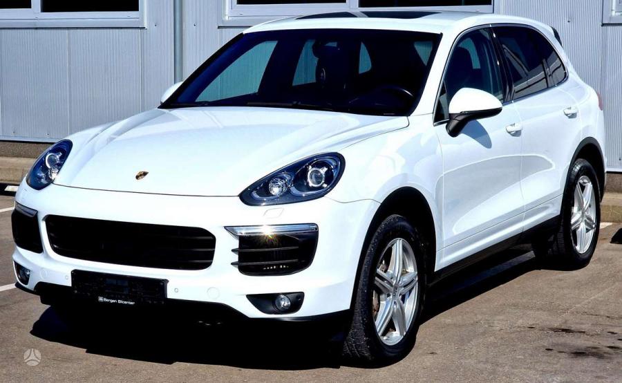 White Porsche Cayenne 2015 in Kretinga, with an engine capacity of 3.60 L and mileage of 67 thousand km for 24400 €, photo 1 on AUTOMOTO.COM.LV