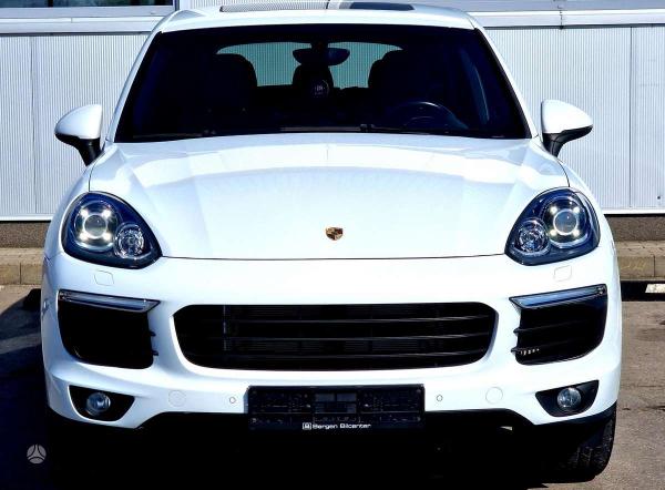 White Porsche Cayenne 2015 in Kretinga, with an engine capacity of 3.60 L and mileage of 67 thousand km for 24400 €, photo 2 on AUTOMOTO.COM.LV