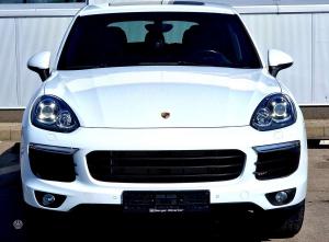 White Porsche Cayenne 2015 in Kretinga, with an engine capacity of 3.60 L and mileage of 67 thousand km for 24400 €, photo 3 on AUTOMOTO.COM.LV
