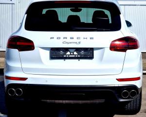 White Porsche Cayenne 2015 in Kretinga, with an engine capacity of 3.60 L and mileage of 67 thousand km for 24400 €, photo 6 on AUTOMOTO.COM.LV
