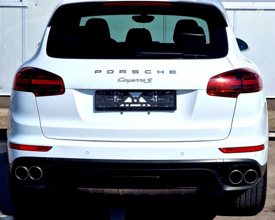 White Porsche Cayenne 2015 in Kretinga, with an engine capacity of 3.60 L and mileage of 67 thousand km for 24400 €, photo 6 on AUTOMOTO.COM.LV