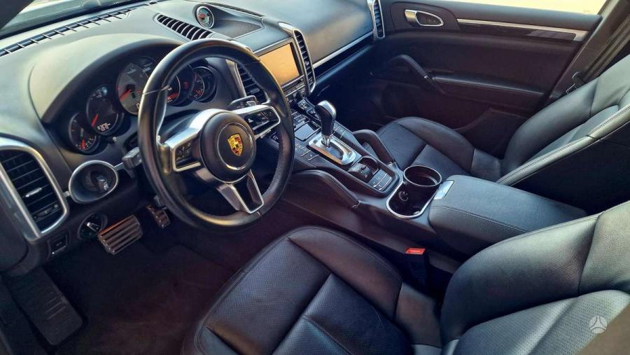 White Porsche Cayenne 2015 in Kretinga, with an engine capacity of 3.60 L and mileage of 67 thousand km for 24400 €, photo 15 on AUTOMOTO.COM.LV