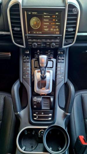 White Porsche Cayenne 2015 in Kretinga, with an engine capacity of 3.60 L and mileage of 67 thousand km for 24400 €, photo 20 on AUTOMOTO.COM.LV