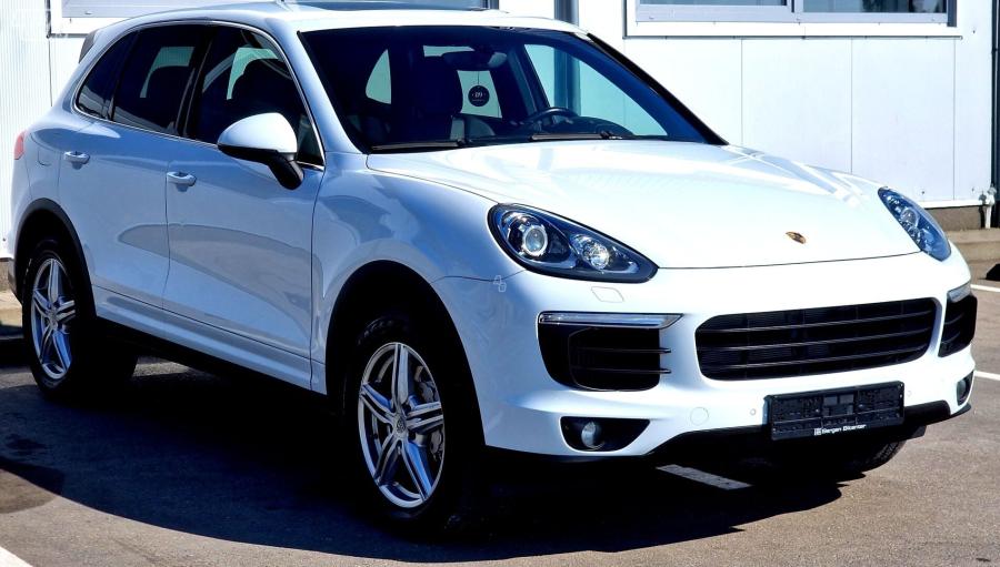White Porsche Cayenne 2015 in Kretinga, with an engine capacity of 3.60 L and mileage of 67 thousand km for 24400 €, photo 4 on AUTOMOTO.COM.LV