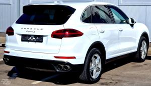 White Porsche Cayenne 2015 in Kretinga, with an engine capacity of 3.60 L and mileage of 67 thousand km for 24400 €, photo 5 on AUTOMOTO.COM.LV