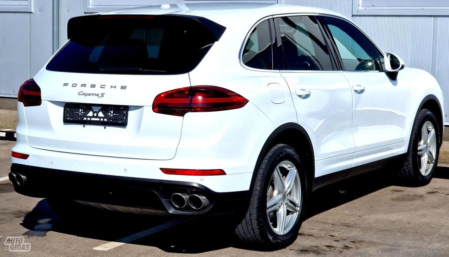 White Porsche Cayenne 2015 in Kretinga, with an engine capacity of 3.60 L and mileage of 67 thousand km for 24400 €, photo 5 on AUTOMOTO.COM.LV
