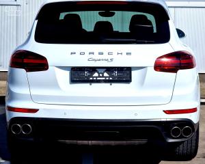 White Porsche Cayenne 2015 in Kretinga, with an engine capacity of 3.60 L and mileage of 67 thousand km for 24400 €, photo 6 on AUTOMOTO.COM.LV