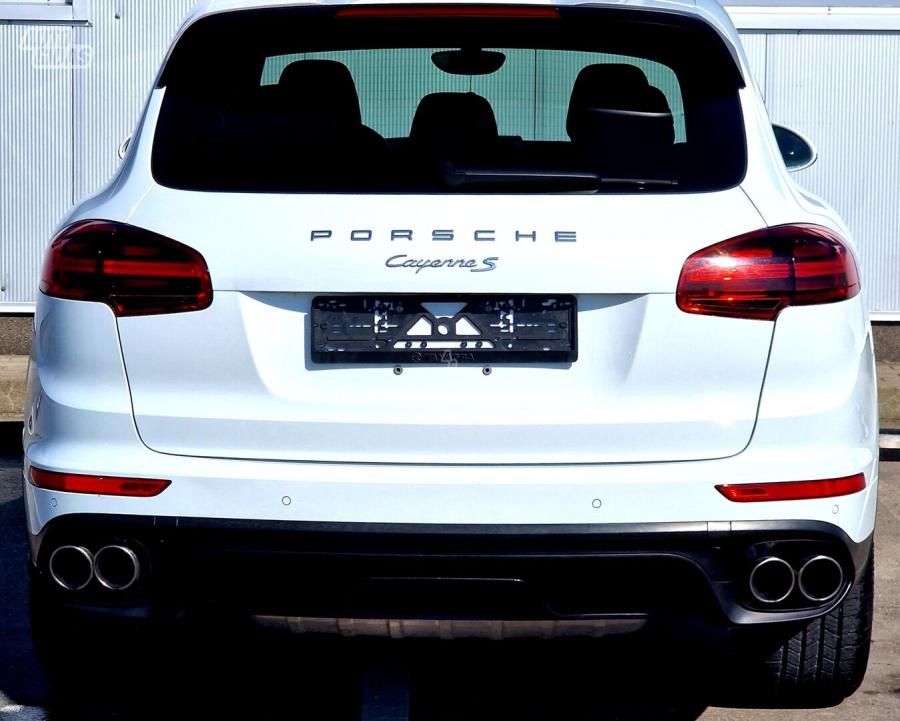 White Porsche Cayenne 2015 in Kretinga, with an engine capacity of 3.60 L and mileage of 67 thousand km for 24400 €, photo 6 on AUTOMOTO.COM.LV