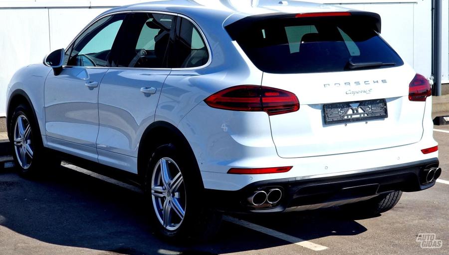 White Porsche Cayenne 2015 in Kretinga, with an engine capacity of 3.60 L and mileage of 67 thousand km for 24400 €, photo 7 on AUTOMOTO.COM.LV