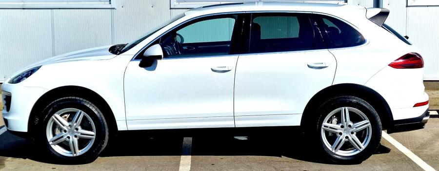 White Porsche Cayenne 2015 in Kretinga, with an engine capacity of 3.60 L and mileage of 67 thousand km for 24400 €, photo 8 on AUTOMOTO.COM.LV