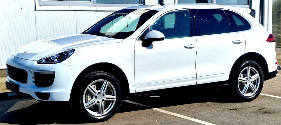 White Porsche Cayenne 2015 in Kretinga, with an engine capacity of 3.60 L and mileage of 67 thousand km for 24400 €, photo 9 on AUTOMOTO.COM.LV