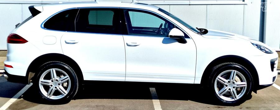 White Porsche Cayenne 2015 in Kretinga, with an engine capacity of 3.60 L and mileage of 67 thousand km for 24400 €, photo 11 on AUTOMOTO.COM.LV