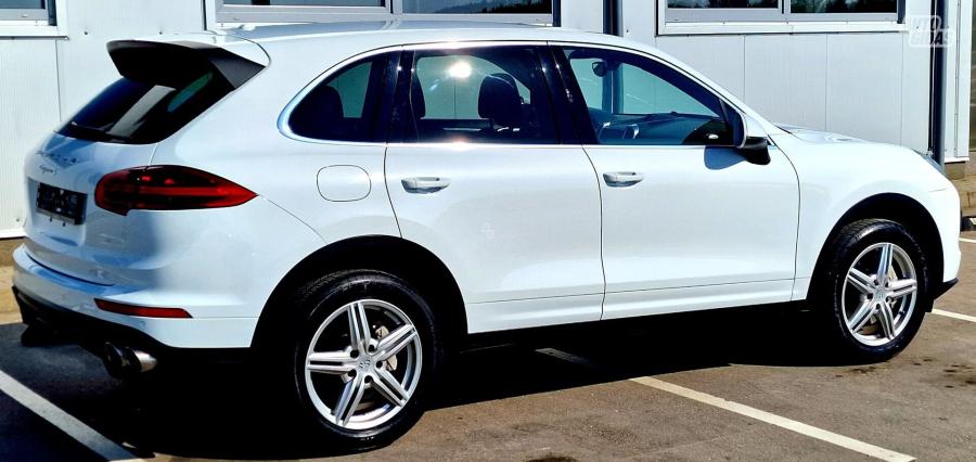 White Porsche Cayenne 2015 in Kretinga, with an engine capacity of 3.60 L and mileage of 67 thousand km for 24400 €, photo 13 on AUTOMOTO.COM.LV