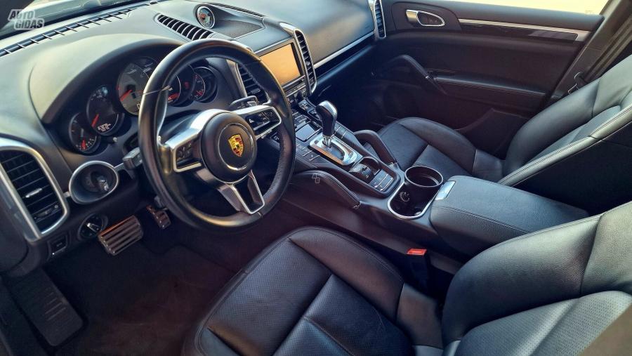 White Porsche Cayenne 2015 in Kretinga, with an engine capacity of 3.60 L and mileage of 67 thousand km for 24400 €, photo 15 on AUTOMOTO.COM.LV