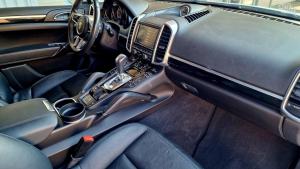 White Porsche Cayenne 2015 in Kretinga, with an engine capacity of 3.60 L and mileage of 67 thousand km for 24400 €, photo 17 on AUTOMOTO.COM.LV