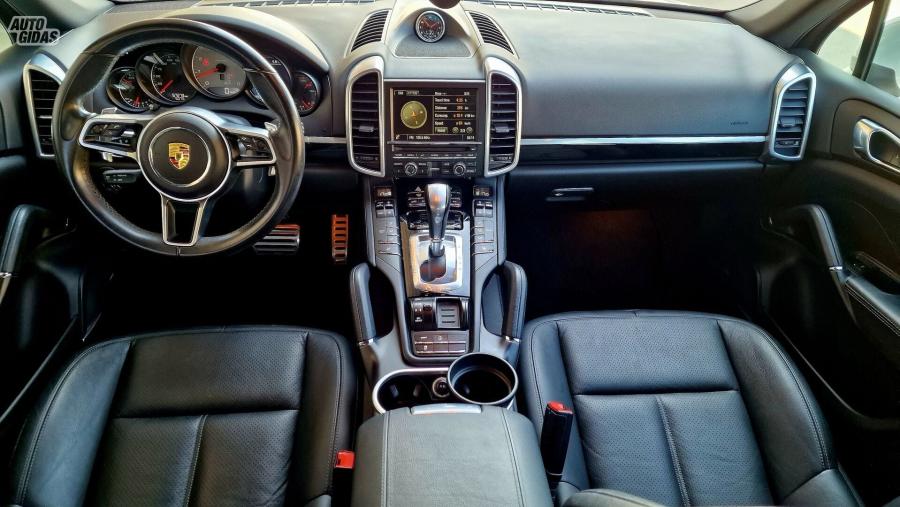 White Porsche Cayenne 2015 in Kretinga, with an engine capacity of 3.60 L and mileage of 67 thousand km for 24400 €, photo 18 on AUTOMOTO.COM.LV